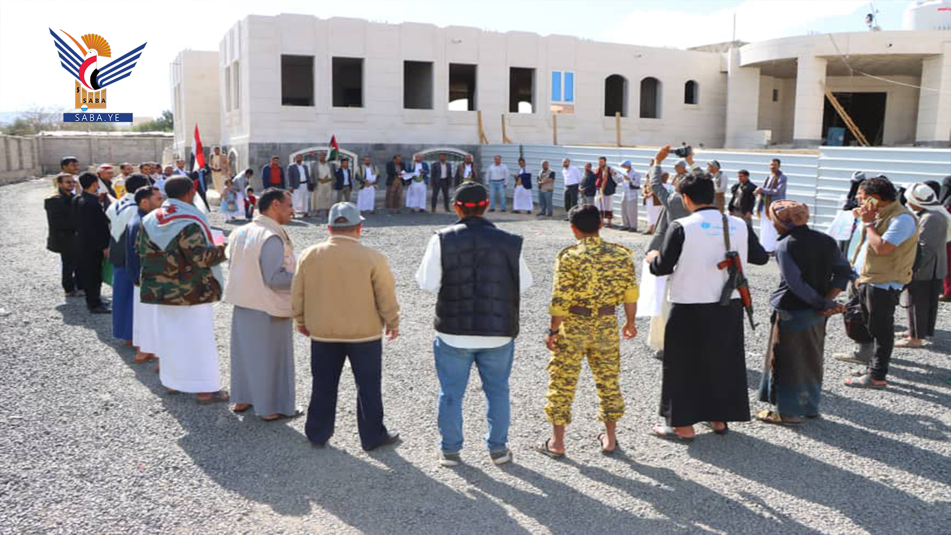 وقفة لموظفي عدد من المكاتب التنفيذية بمحافظة صنعاء تضامنا مع الشعب