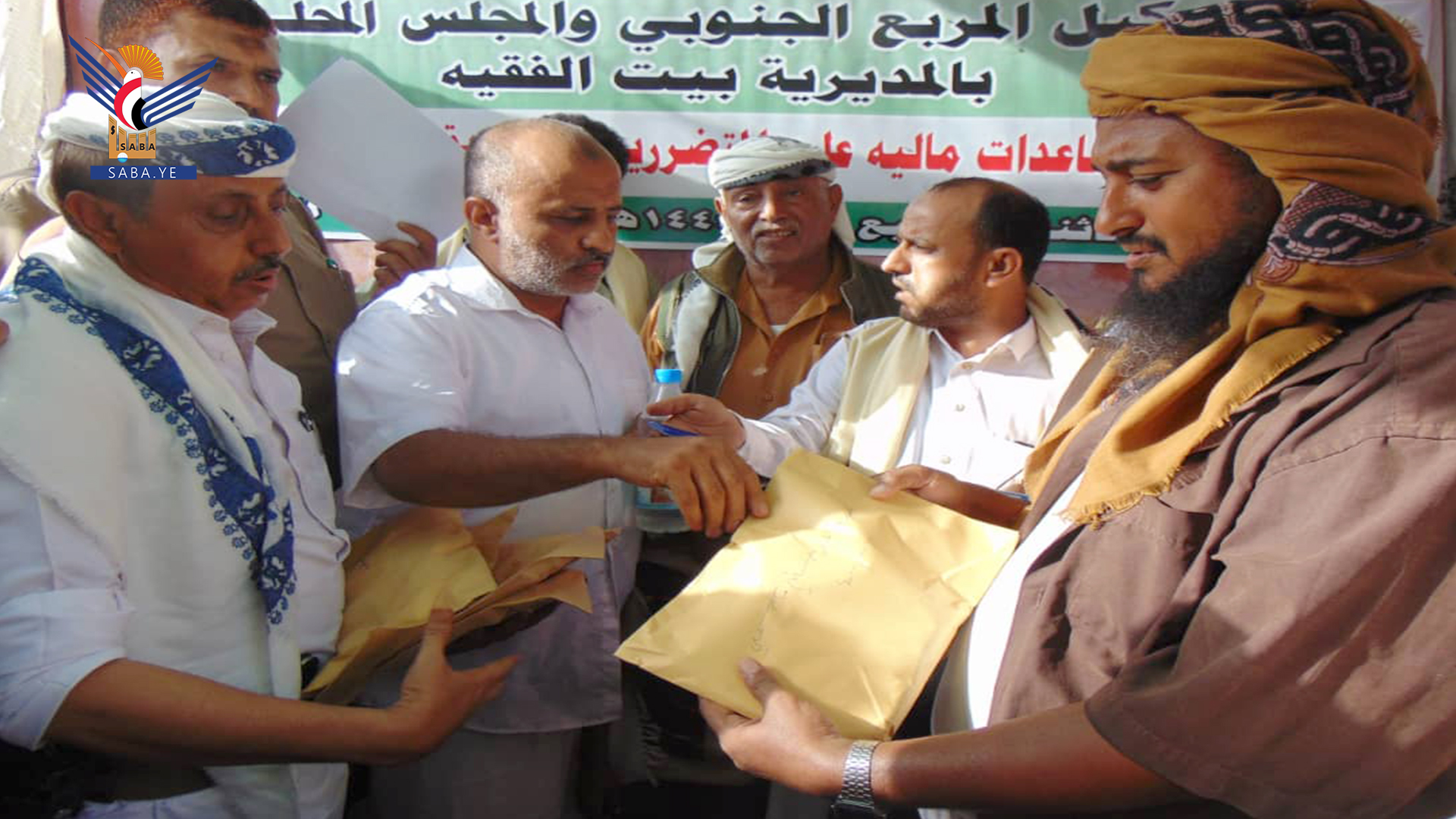 توزيع مساعدات نقدية على المتضررين من حريق سوق بيت الفقيه بالحديدة