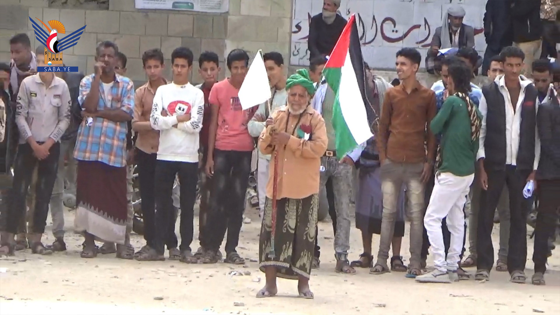 وقفة بمديرية القبيطة في لحج تنديداً بجرائم العدو الصهيوني بحق